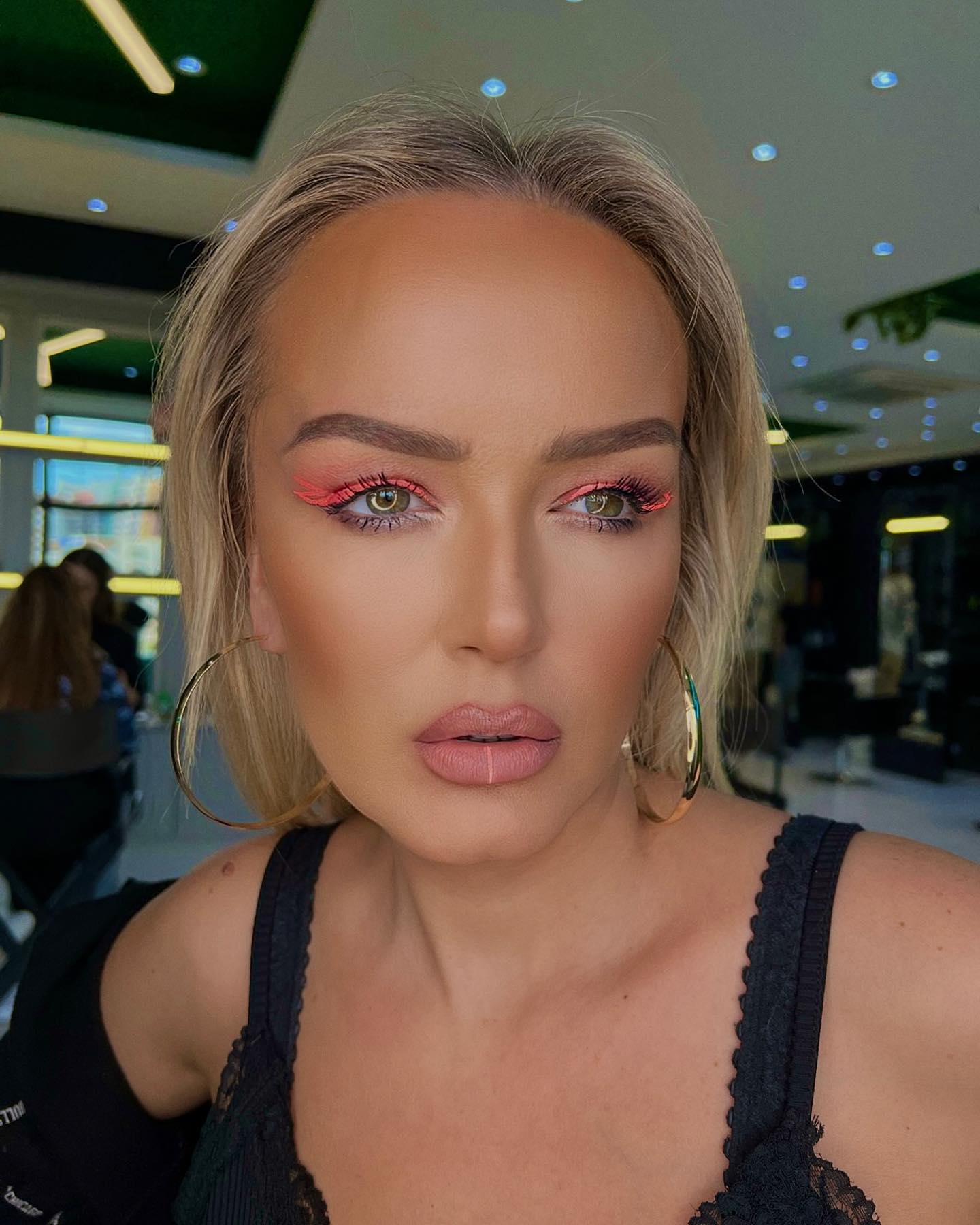 Adriana Matoshi mahnitë me paraqitjen e fundit - GazetaBlic