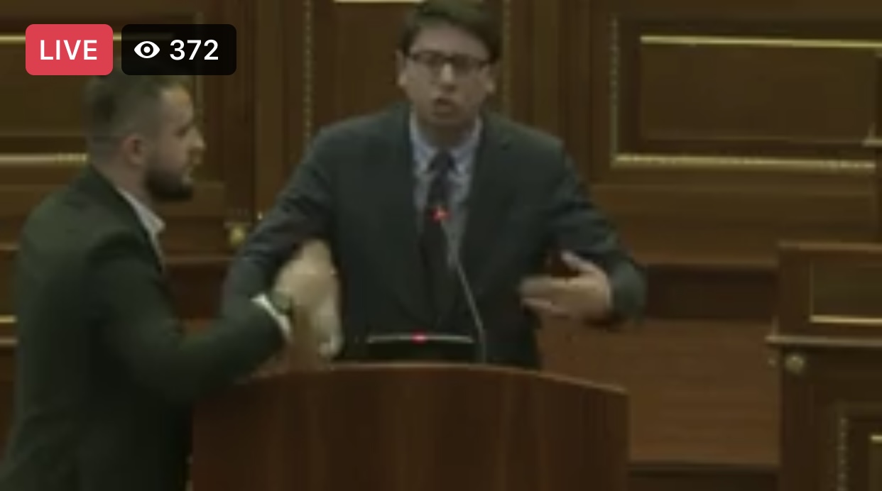 Lushtaku i “mshon” edhe foltores së Kuvendit derisa fliste ministri i ...