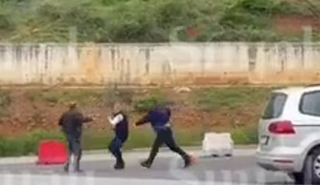 Pamje si në filma në Vërmicë: Shoferi i kamionit e nxjerr thikën ...