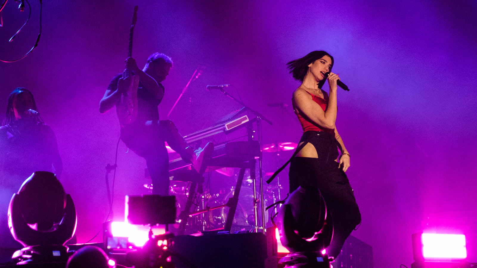 Reagon Dua Lipa pas dështimit të Festivalit Sunny Hill në Prishtinë - GazetaBlic