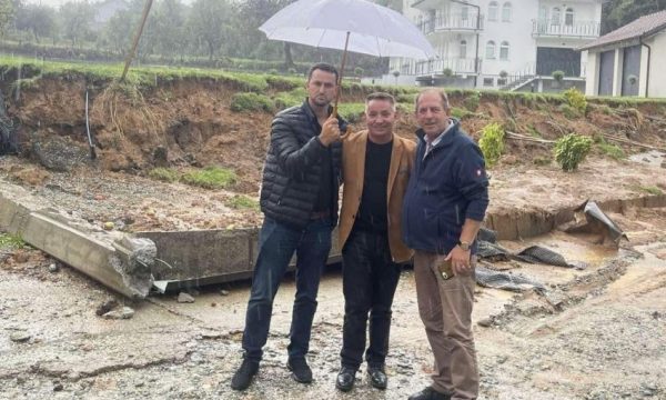 Lekaj del në terren për t’i parë dëmet e shkaktuara nga reshjet e shiut ...