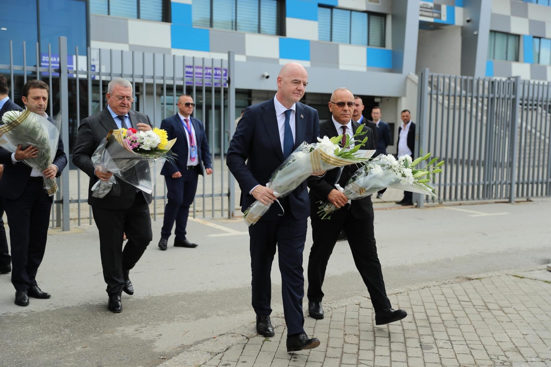 Infantino bën homazhe tek shatatorja e legjendës Fadil Vokrri - GazetaBlic