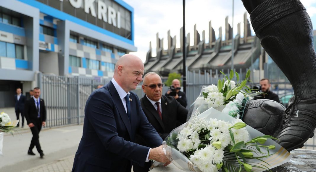 Infantino bën homazhe tek shatatorja e legjendës Fadil Vokrri - GazetaBlic