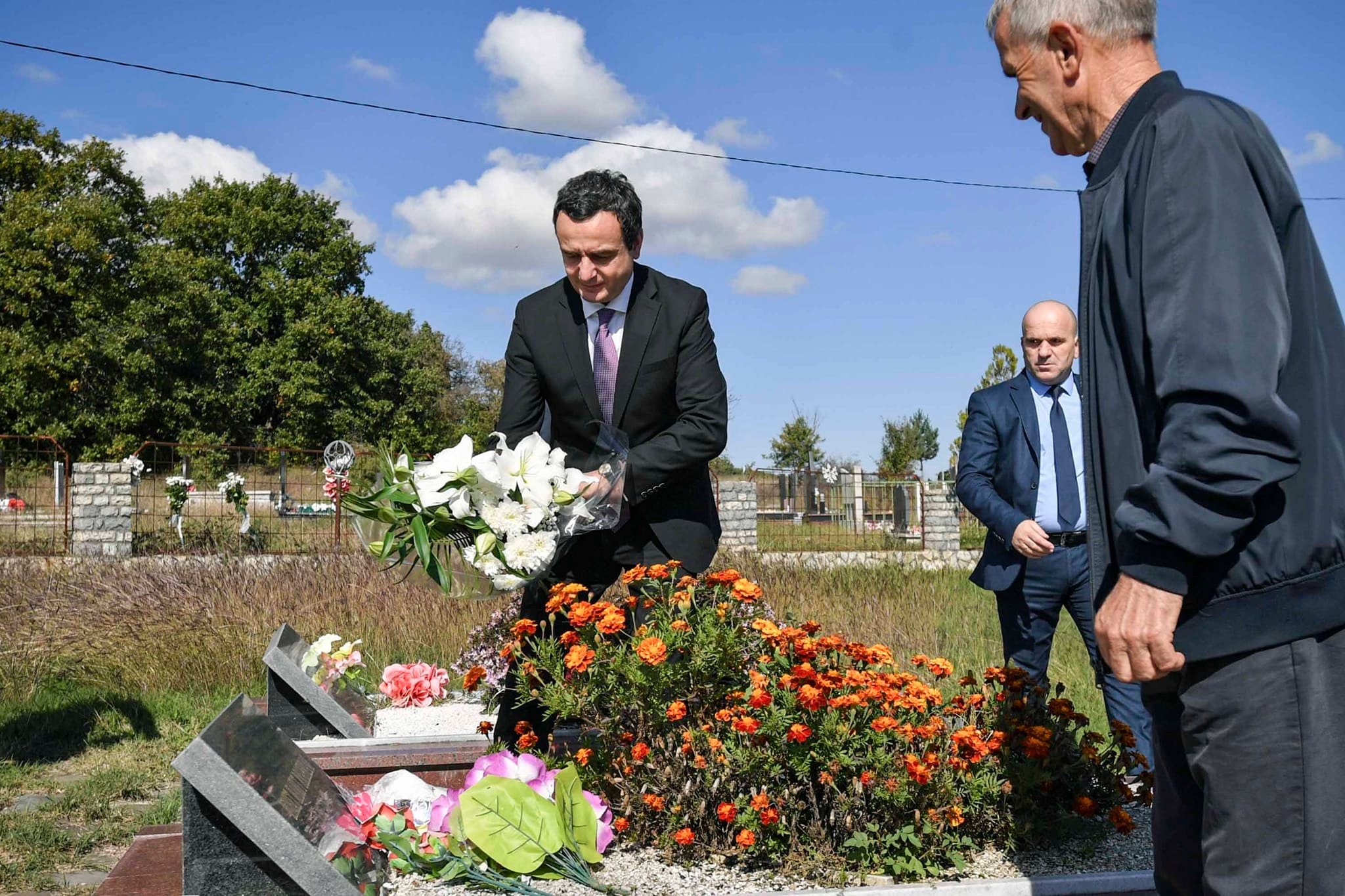 Kurti bën nderime tek varri i dëshmorit Ismet Rrahmani, viziton edhe ...