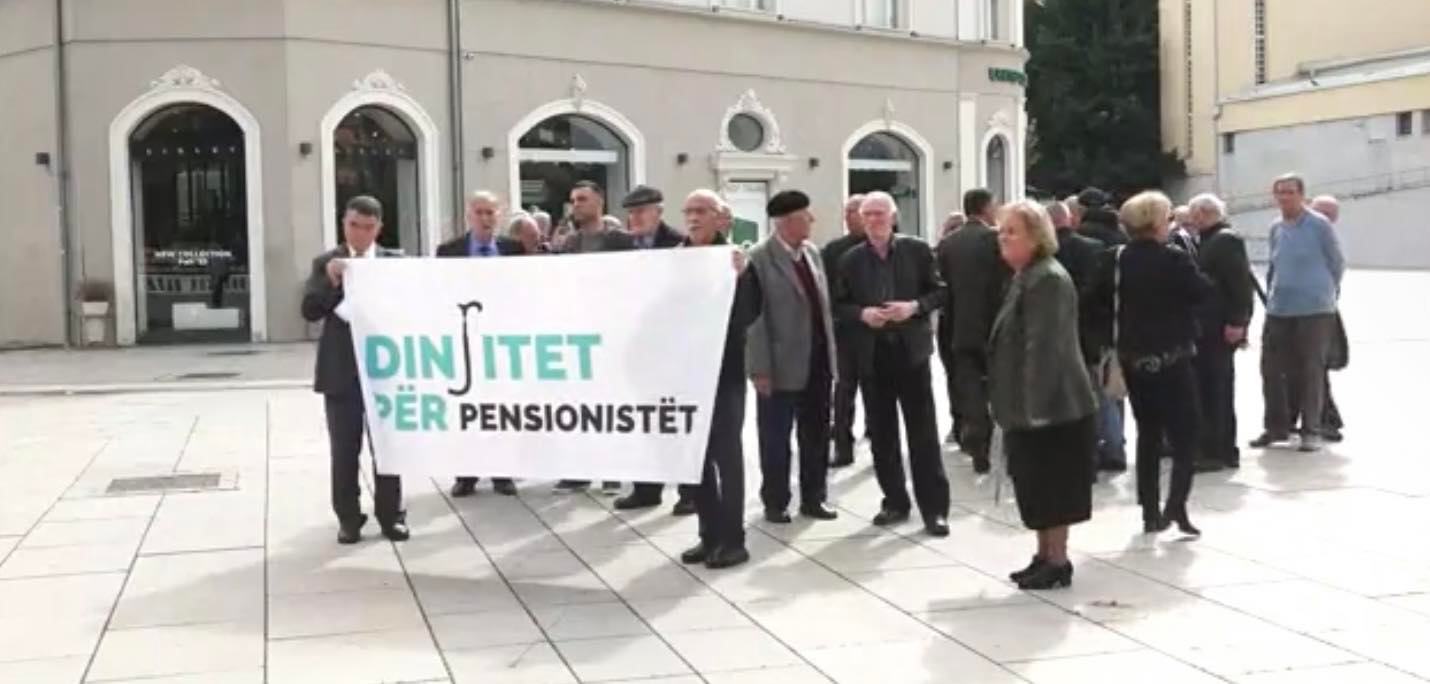 Pensionistët me aksion simbolik, lëshojnë pëllumba para qeverisë ...