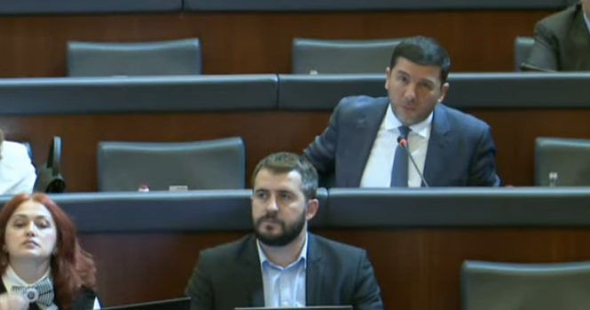 Krasniqi i ankohet Konjufcës për pajisjet në Kuvend: A s’po doni me i ...