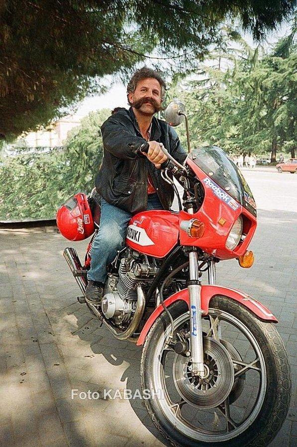 Publikohet fotografi e rrallë e komandantit legjendar Adem Jashari ...