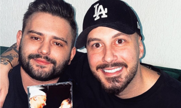 Donald Veshaj pranon dhuratë unike nga artisti kosovar, Noga - GazetaBlic