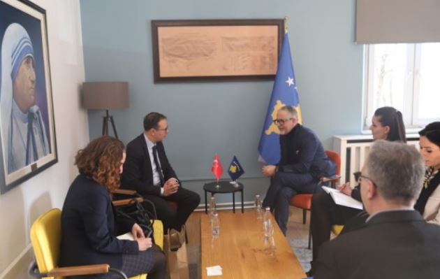 Vitia takohet me ambasadorin turk, diskutuan për bashkëpunimin në ...