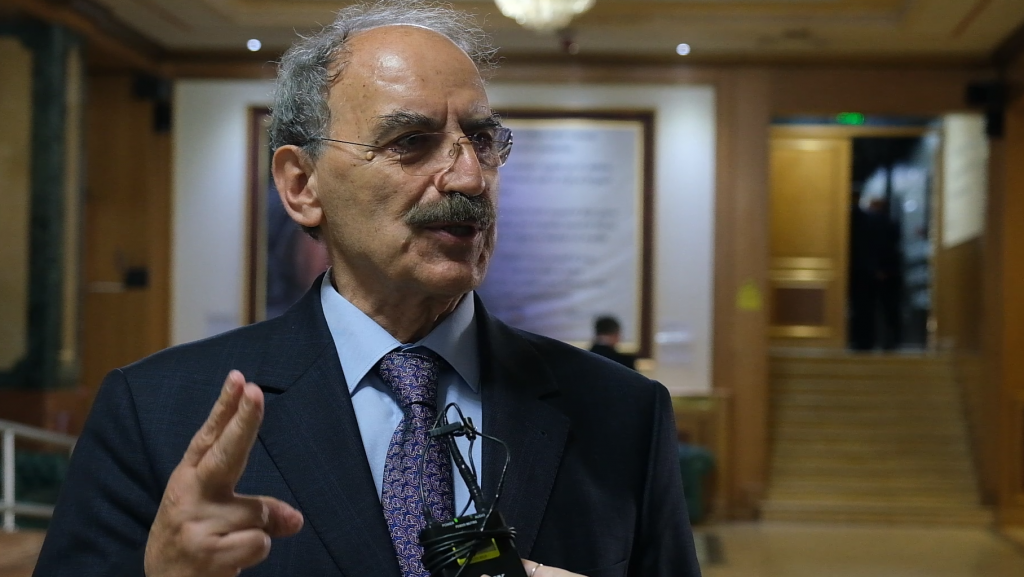 A ekziston Zoti dhe kush e definon fatin tonë? – Analizë e thellë nga ...