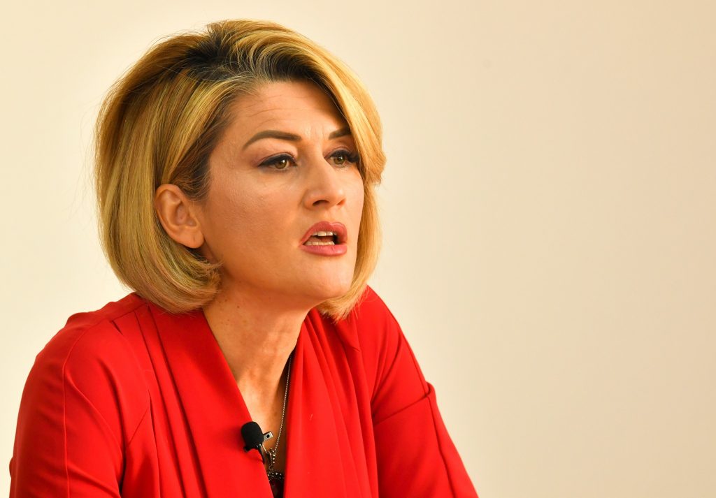 Dimal Basha e quan “kujdestare të klasës” Mimoza Kusari-Lilën - GazetaBlic