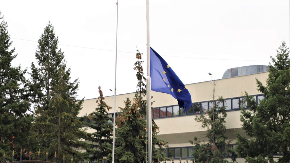 Flamuri i BE-së në gjysmështizë, EULEX-i nderon policin e vrarë Afrim ...