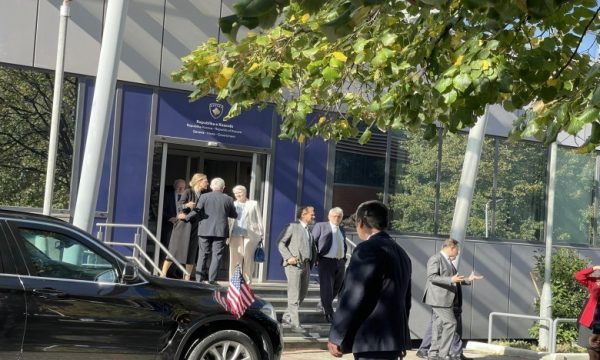 Ambasadorët në takim të paparalajmëruar me Kurtin - GazetaBlic