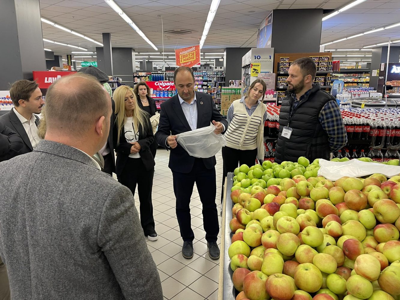 Liburn Aliu viziton marketet, njoftohet për respektimin e Udhëzimit për qeset plastike dhe ...