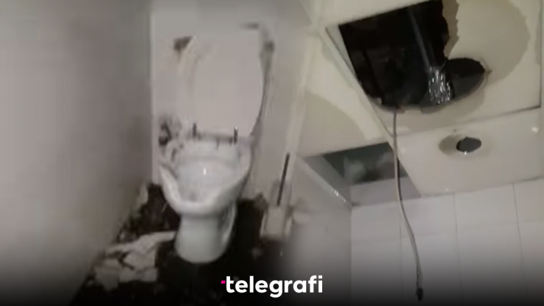 Bie plafoni në një nga tualetet e objektit të ish-Rilindjes - GazetaBlic