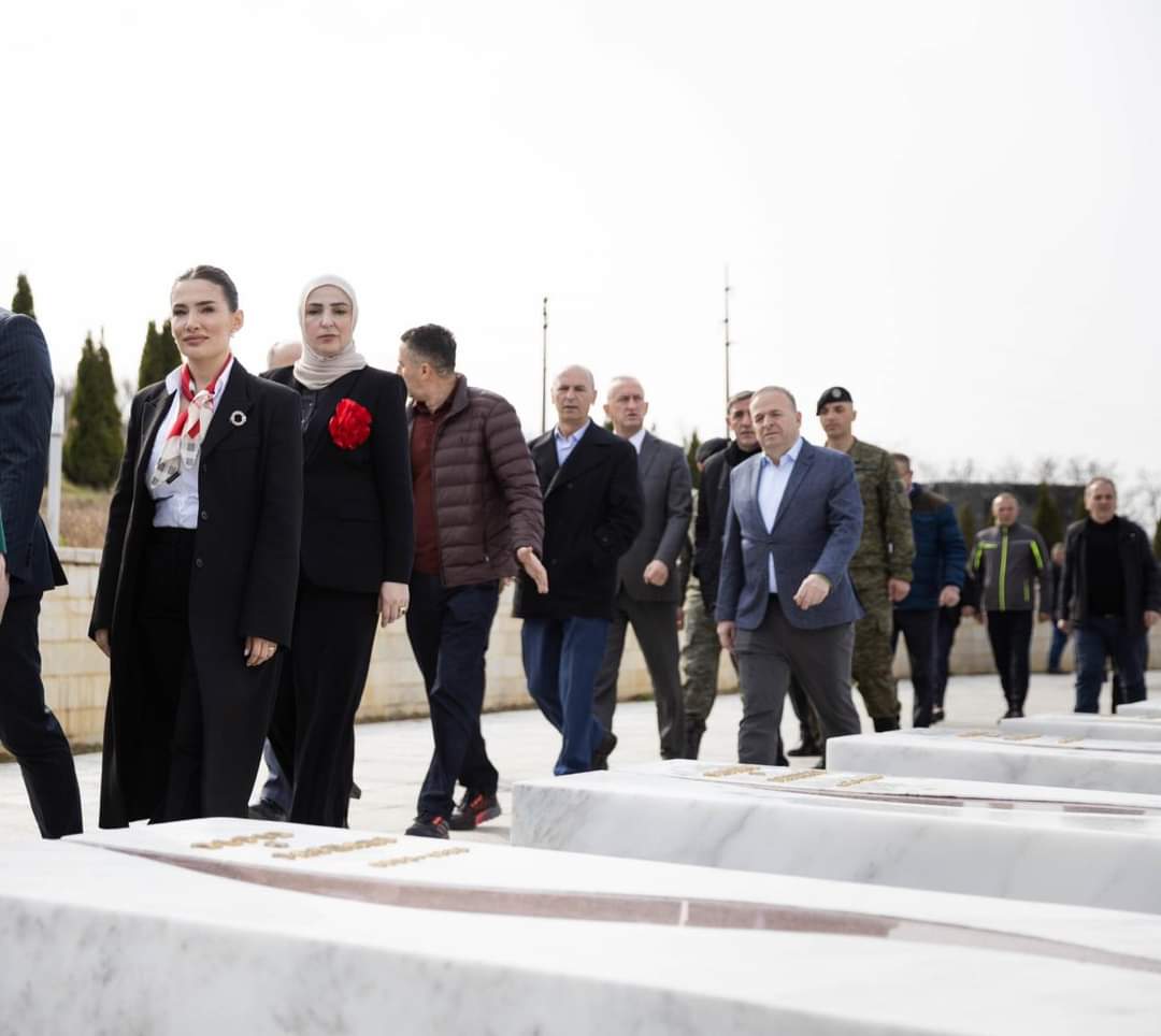 Musliu-Shoshi: Familja Jashari, portret i lirisë tonë e udhërrëfyes për ...