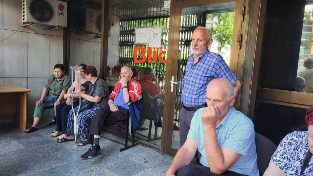 Pensionistët në radhë për t'u lajmëruar për pensionet, askush nga ...