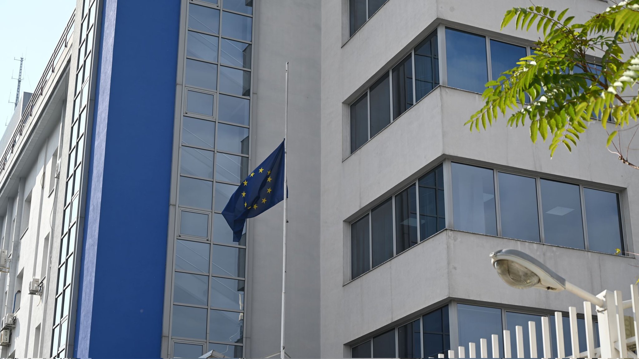 Flamuri i BE-së në Kosovë ulet në gjysmështizë në shenjë solidariteti ...