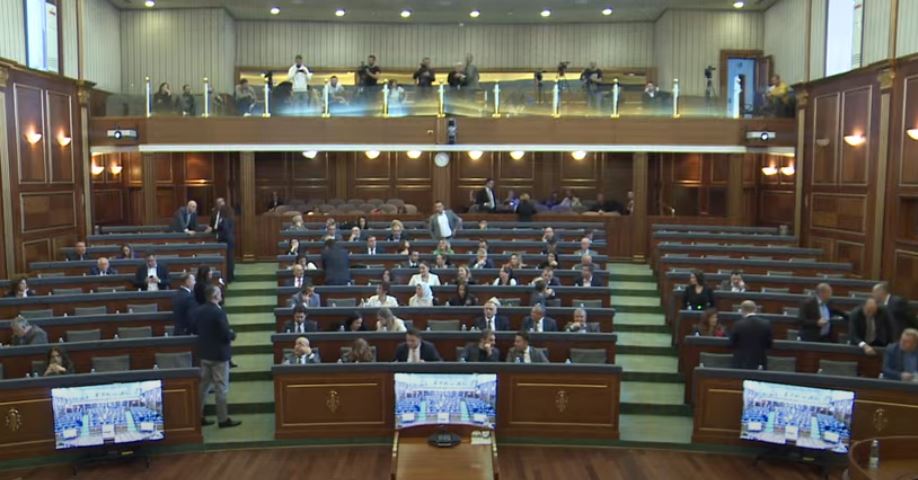 Seanca nis një orë me vonesë, vjen Konjufca - GazetaBlic