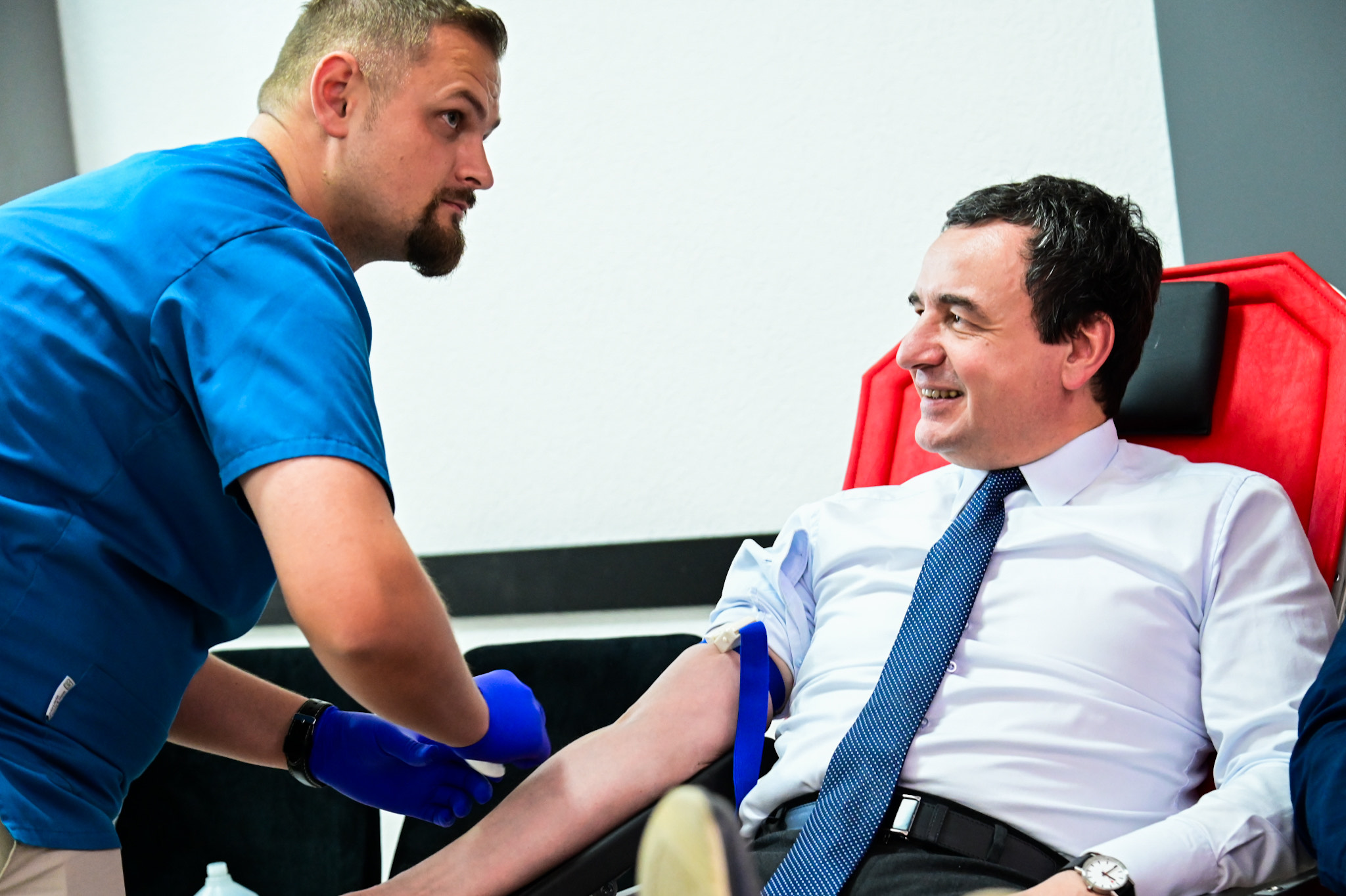 Kurti dhuron gjak, për “të nderuar” kujtimin e Astrit Deharit - GazetaBlic