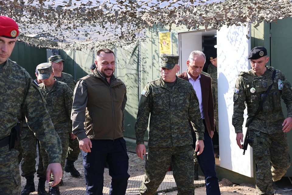 Ministri i Mbrojtjes dhe Komandanti i FSK-së vizituan ushtrimin fushor ...