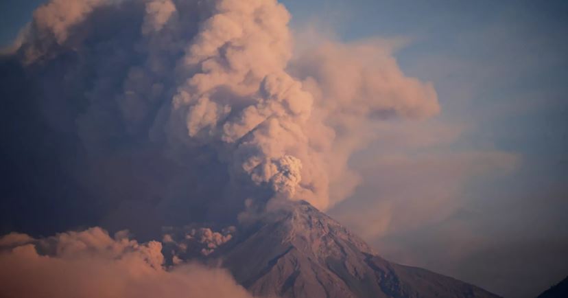 Shpërthen vullkani më aktiv në botë, evakuohen 300 familje - GazetaBlic