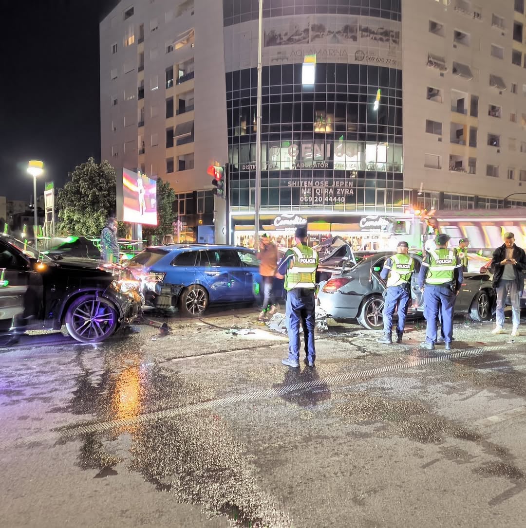 Aksident dhe sherr me leva hekuri, BMW me targa angleze ndjek Benz-in ...