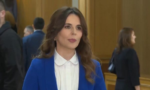 Vlora Çitaku: Kosova, peng e kryeneçësisë së Albin Kurtit - GazetaBlic