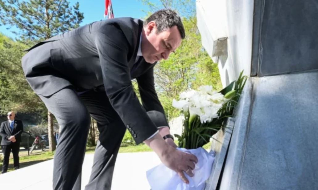 Në mbledhje komemorative për Bujar Bukoshin, homazhe e më pas në varrim ...