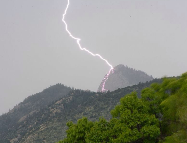 Tragjike/ Rrufeja godet për vdekje bariun në Pogradec, ngordhin dhe 20 ...