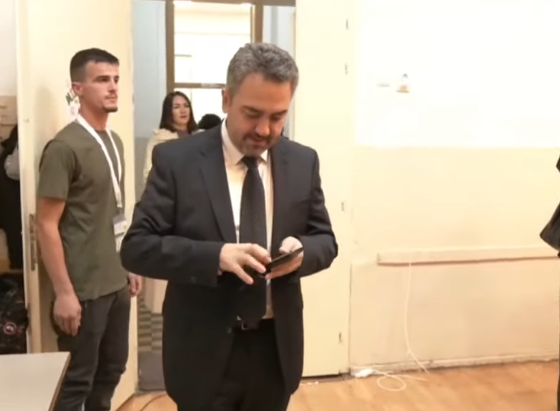 Voton kryetari i KQZ-së, Kreshnik Radoniqi - GazetaBlic